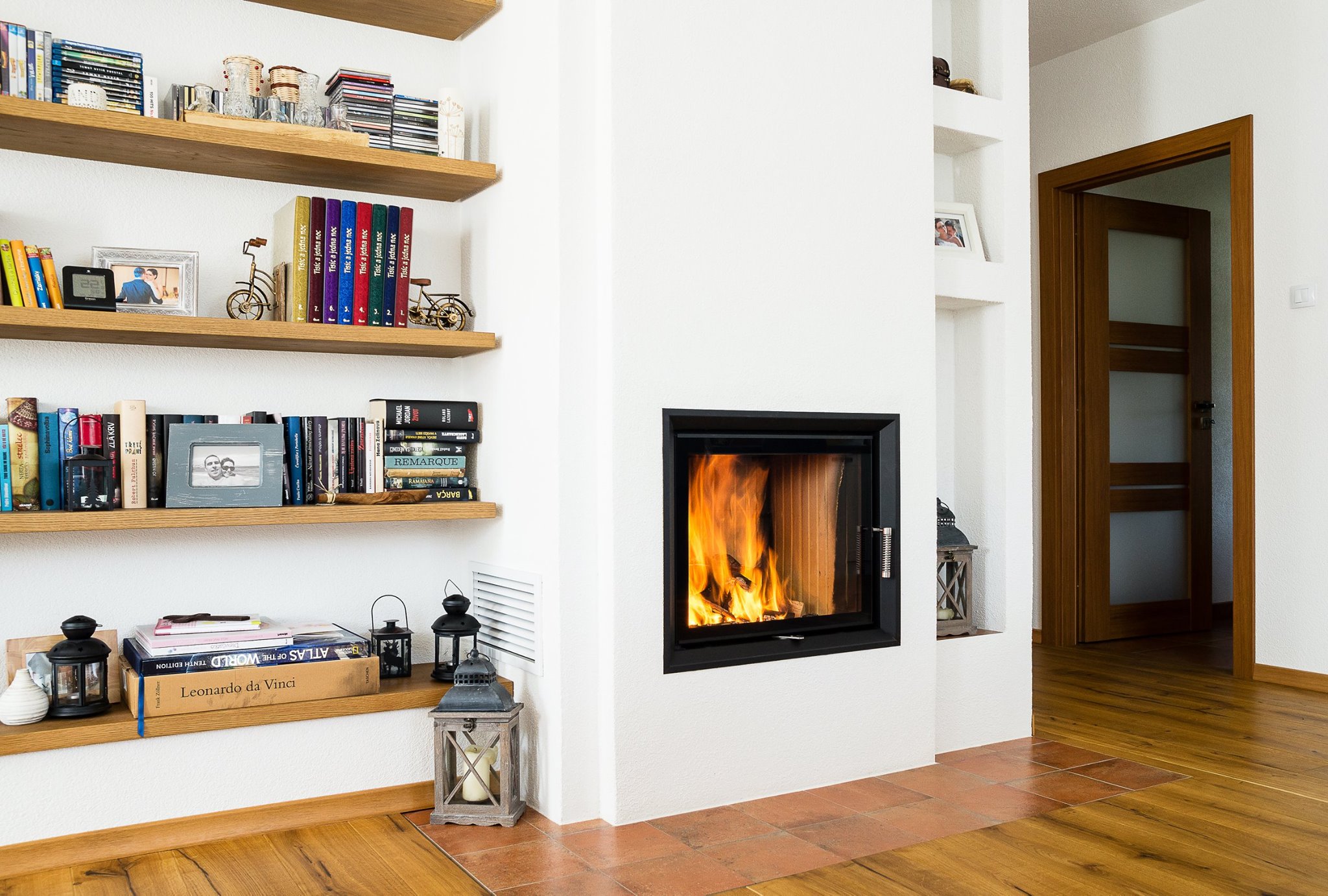 Amenajare livinguri moderne cu semineu | Infocasa